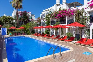 2 piscinas exteriores, guarda-sóis
