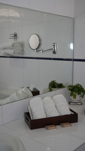 Quarto Duplo Económico | Casa de banho | Uma combinação polibã/banheira, um chuveiro fixo 