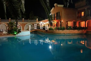 2 piscinas exteriores 