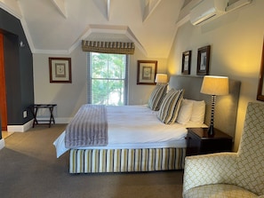 Quarto luxo | Frigobar, cofres nos quartos, escrivaninha