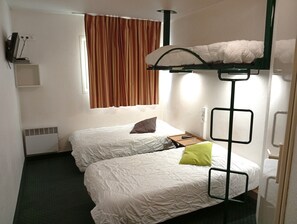 Escrivaninha, ferros/tábuas de passar roupa, berços grátis