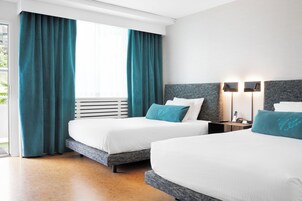 Quarto duplo, 2 camas de casal, vista para o jardim | Roupas de cama premium, camas com colchões pillow-top