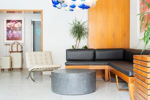 Área de estar no saguão