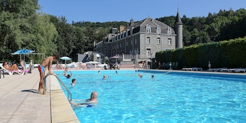 Piscina exterior sazonal, guarda-sóis, espreguiçadeiras