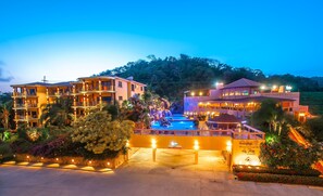 Fachada do alojamento (tarde/noite)