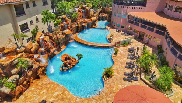 5 piscinas exteriores, da(s) 07:00 à(s) 20:00, espreguiçadeiras 