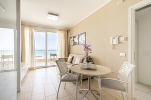 Suíte superior | Frigobar, cofres nos quartos, Wi-Fi de cortesia, roupa de cama