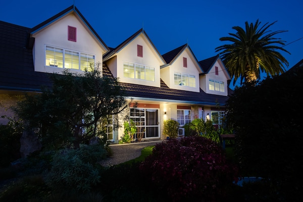 Fachada da propriedade à noite