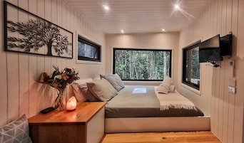 Cabana luxo, 1 cama King, vista para o jardim | Edredons de pluma, individualmente decorados, individualmente mobiliados