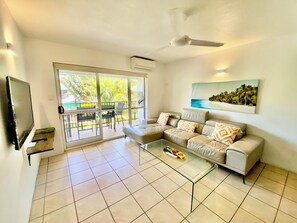Apartamento luxo, 2 quartos, cozinha, ao lado da piscina (Entire Unit) | Área de estar | TV de plasma, DVD player