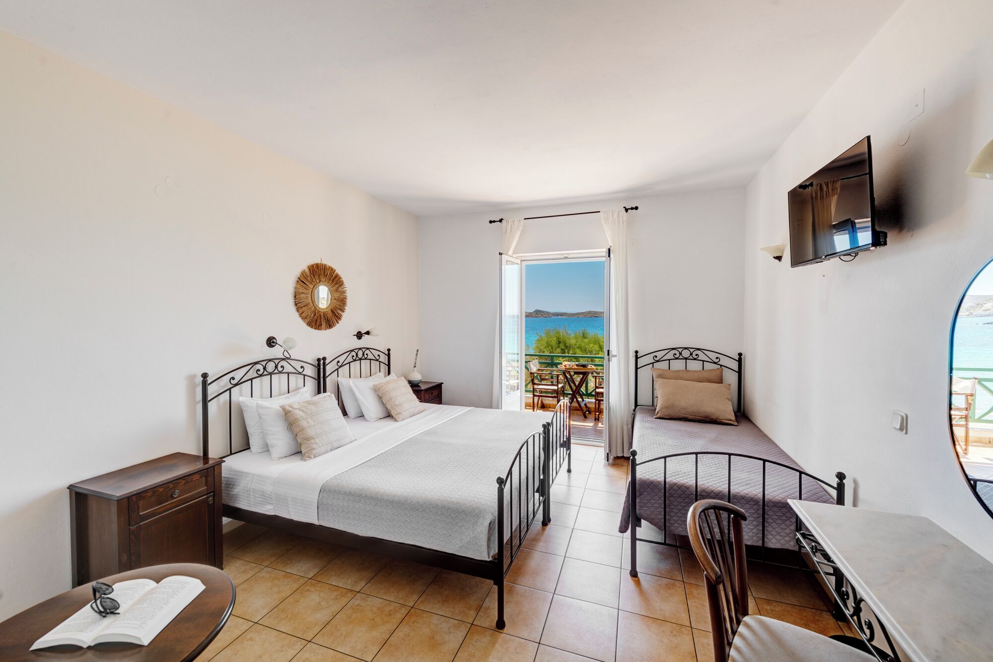 Quarto triplo, vista para o mar | Cofres nos quartos, escrivaninha, quartos à prova de som