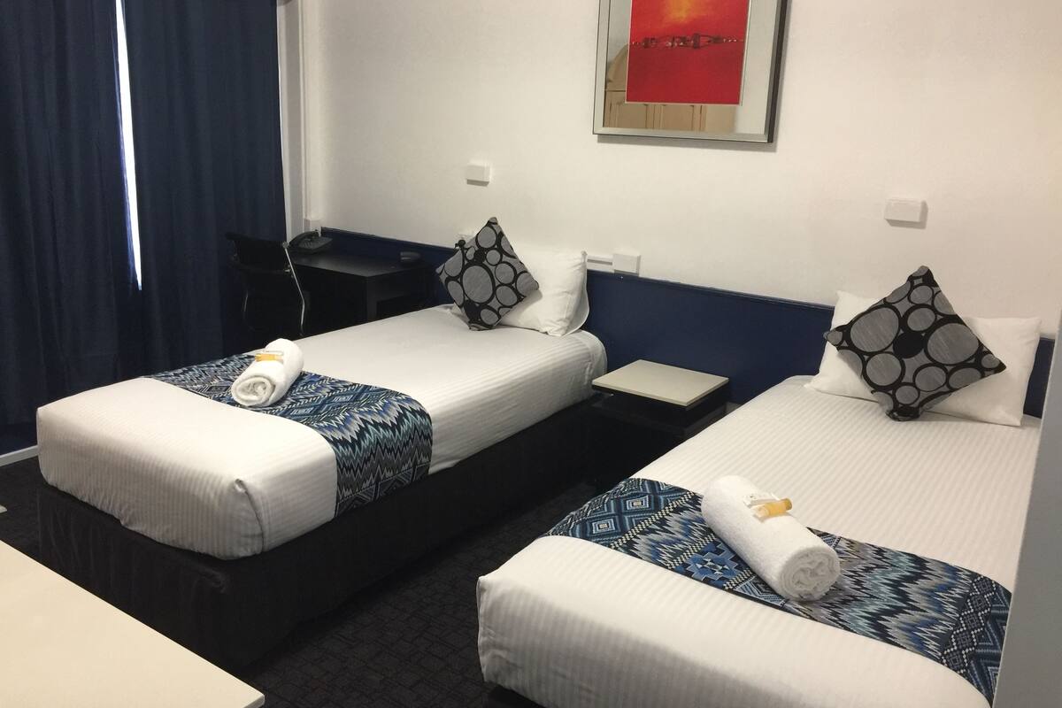 Quarto Twin Clássico, vários quartos, não fumadores | Cortinas/cortinados opacos, ferro/tábua de engomar, Wi-fi grátis 