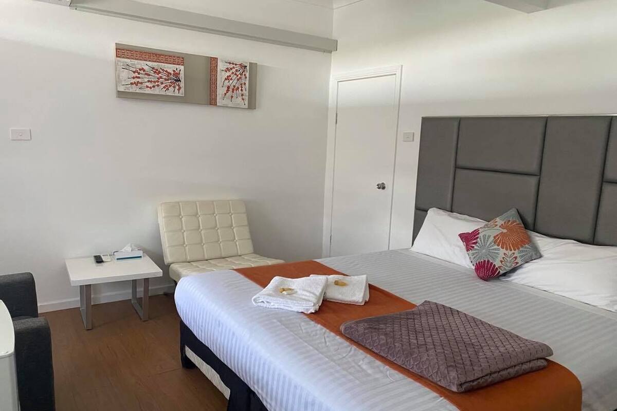 Quarto Clássico, 1 cama king-size, não fumadores | Cortinas/cortinados opacos, ferro/tábua de engomar, Wi-fi grátis 