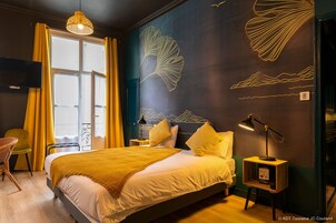 Quadruple Room accessible uniquement par escaliers | Cofres nos quartos, individualmente decorados, escrivaninha