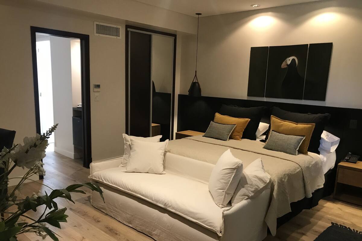 Quarto real | Roupas de cama premium, frigobar, cofres nos quartos, escrivaninha