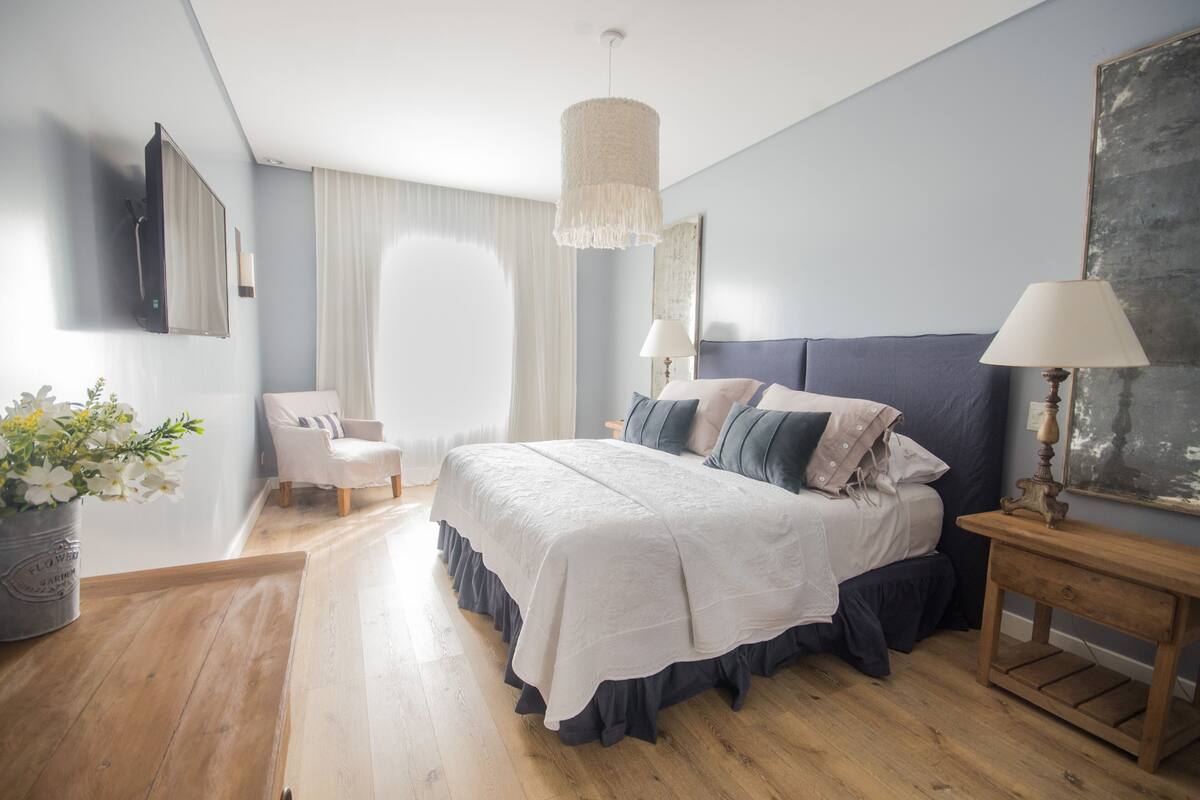 Quarto superior | Roupas de cama premium, frigobar, cofres nos quartos, escrivaninha