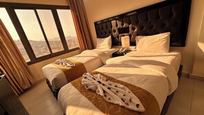 Quarto duplo standard, 2 camas de solteiro | Camas Select Comfort, frigobar, cofres nos quartos, escrivaninha