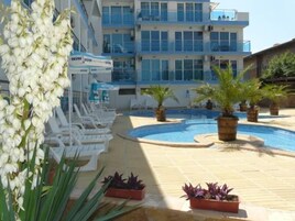 Terraço com espreguiçadeiras
