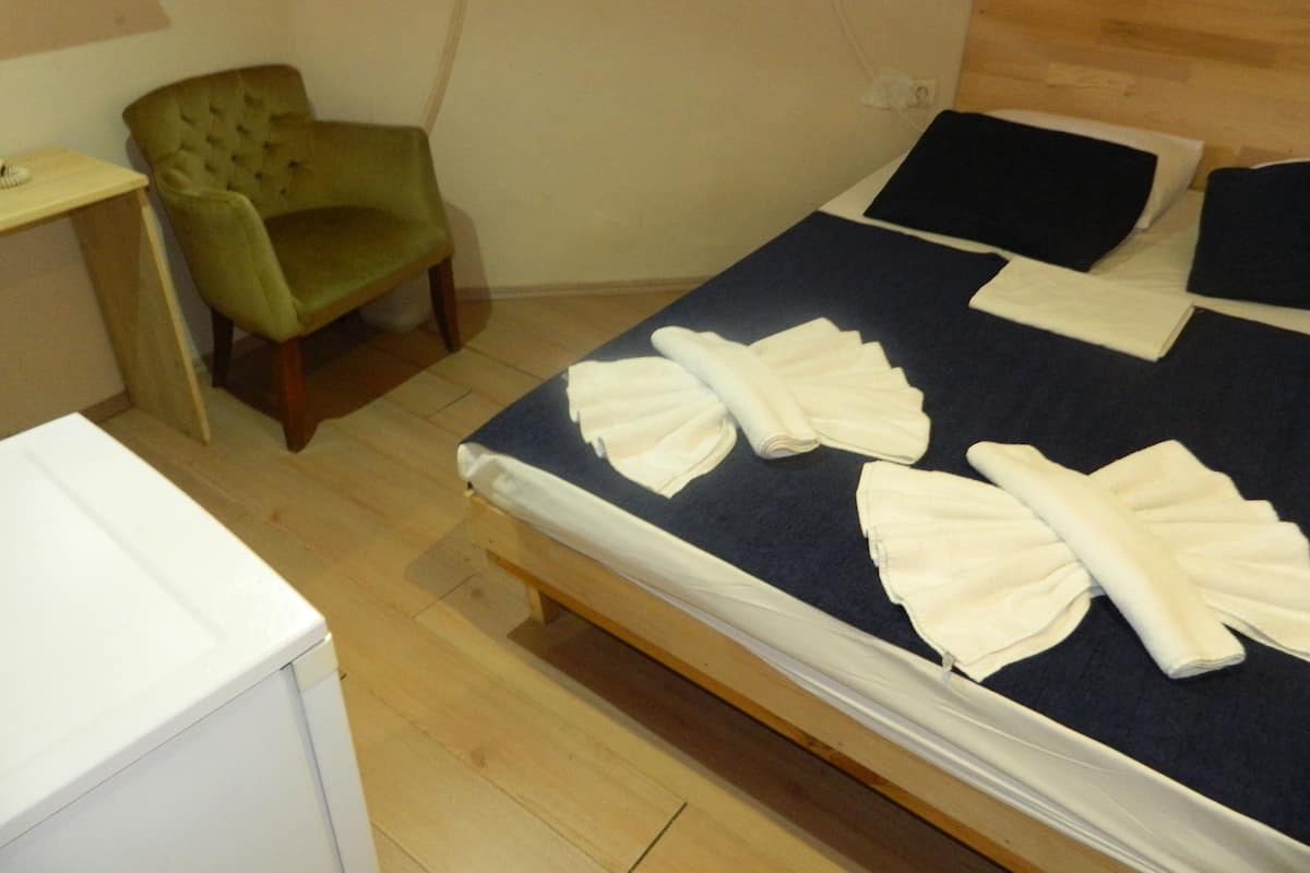 Roupas de cama premium, camas com colchões pillow-top, frigobar