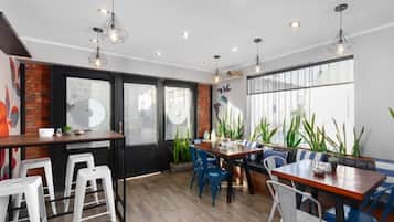 Pequenos-almoços, almoços, jantares servidos, cozinha regional