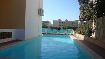 Piscina exterior, guarda-sóis, espreguiçadeiras