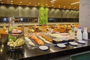 Pequeno-almoço tipo buffet diário mediante uma taxa 