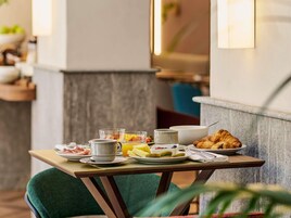Pequeno-almoço continental diário mediante uma taxa 