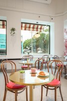 Pequeno-almoço takeaway diário mediante uma taxa 