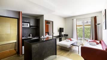 Quarto superior, 1 cama Queen, cozinha americana (Larger Room;with Sofabed) | Vista do quarto
