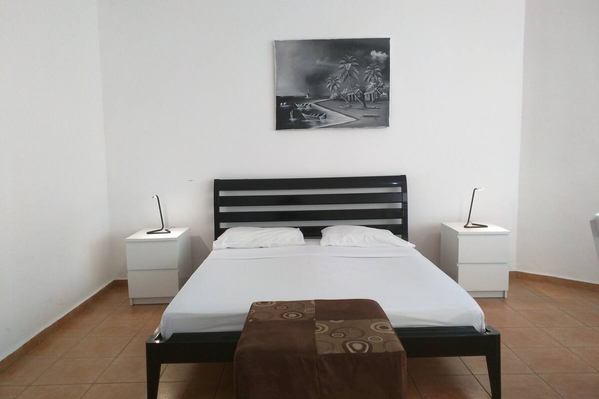 Estúdio econômico, 1 cama de casal e sofá-cama | Cortinas blackout, Wi-Fi de cortesia