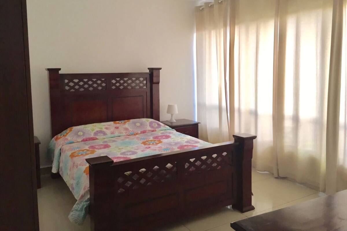 Quarto quádruplo, 2 camas de casal | Cortinas blackout, Wi-Fi de cortesia