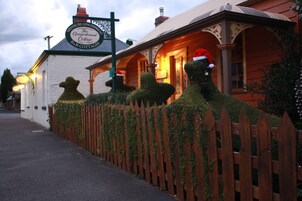 Fachada do alojamento (tarde/noite)