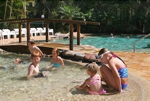 Piscina exterior, espreguiçadeiras 