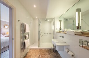 Quarto Executivo | Casa de banho | Artigos de higiene pessoal grátis, um secador de cabelo 