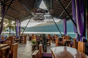 2 restaurantes, é servido café da manhã