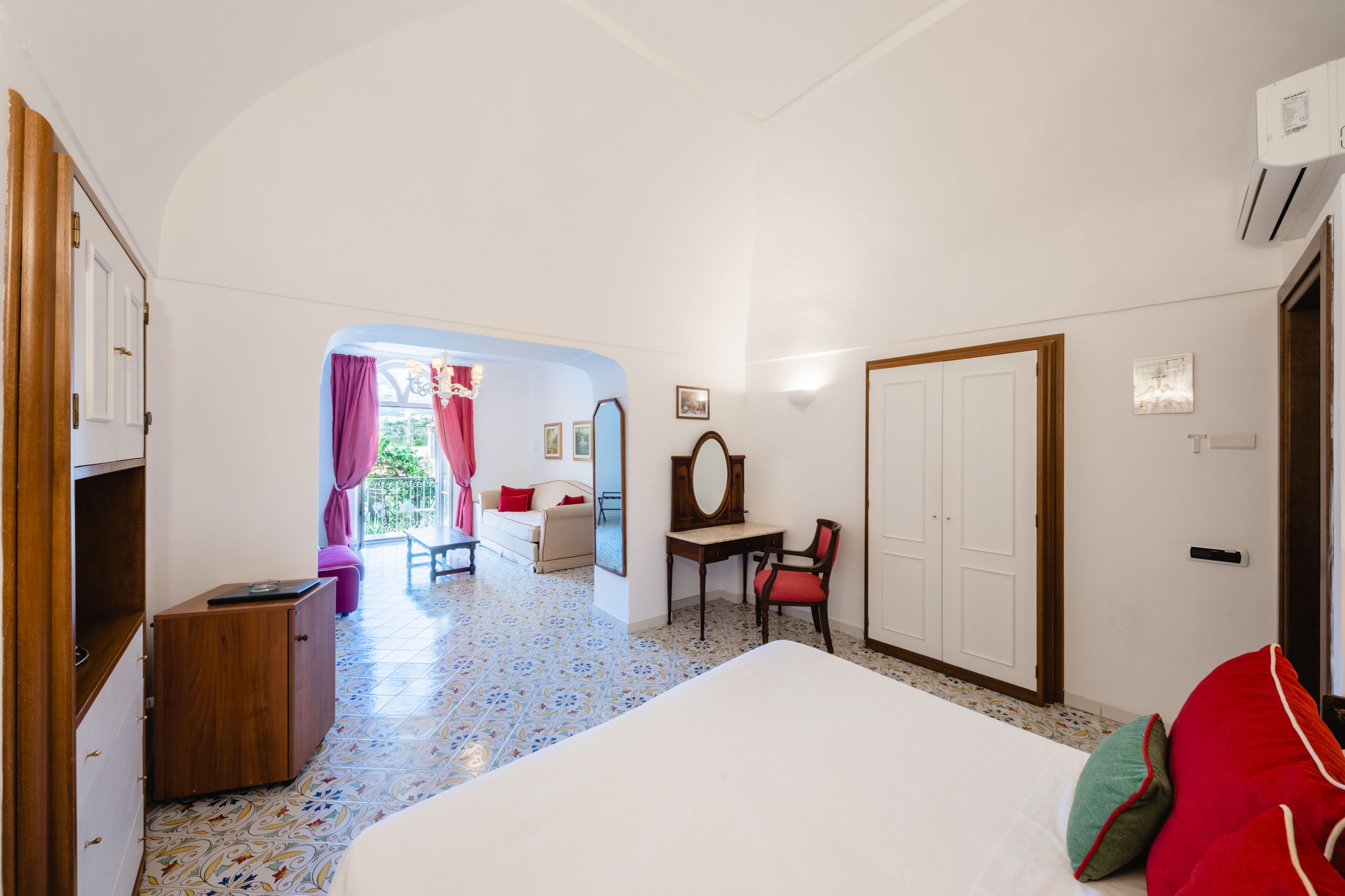Quarto com cama, escrivaninha, cadeira, guarda-roupa e porta.