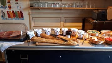 Café da manhã com buffet todos os dias (EUR 11 por pessoa)
