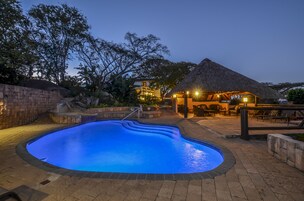 Piscina externa, espreguiçadeiras