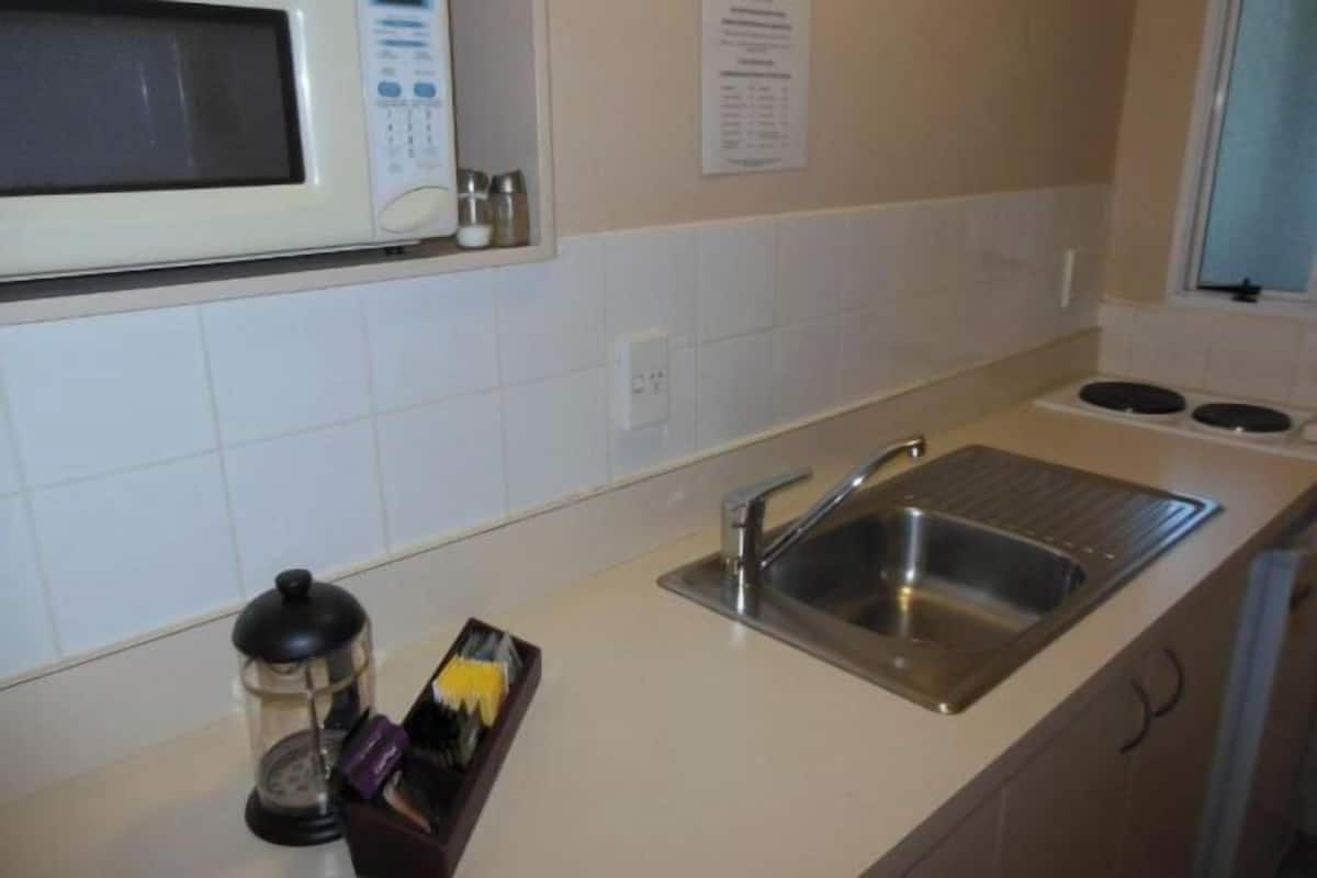 Geladeira, micro-ondas, chaleira elétrica