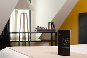 Minibar, cofre no quarto, secretária, quartos insonorizados 