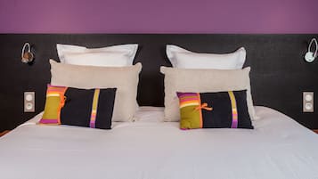 Minibar, cofre no quarto, secretária, quartos insonorizados