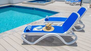 Piscina exterior, espreguiçadeiras