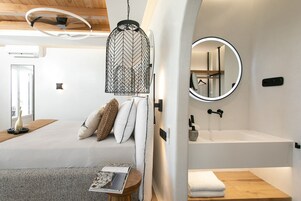 Quarto Júnior, 1 cama queen-size, não fumadores, vista para o mar | Casa de banho | Artigos de higiene pessoal grátis, um secador de cabelo 