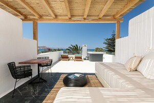 Quarto Júnior, 1 cama queen-size, não fumadores, vista para o mar | Terraço/pátio interior