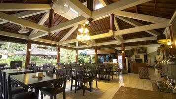 Café da manhã com buffet todos os dias (IDR 50000 por pessoa)
