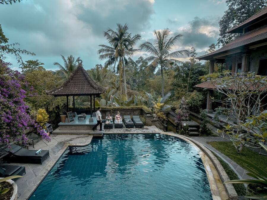Piscina exterior, espreguiçadeiras