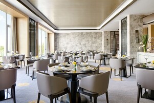 Pequeno-almoço tipo buffet diário mediante uma taxa 