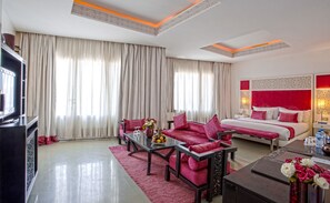 Suite Júnior | Sala de estar | Televisor LCD de 32 polegadas com canais via satélite, televisor 