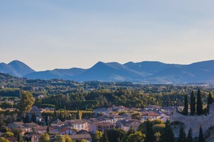 Uma cidade com casas e montanhas ao fundo.
