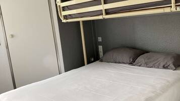 Uma cama beliche com uma cama de baixo e cabeceira.